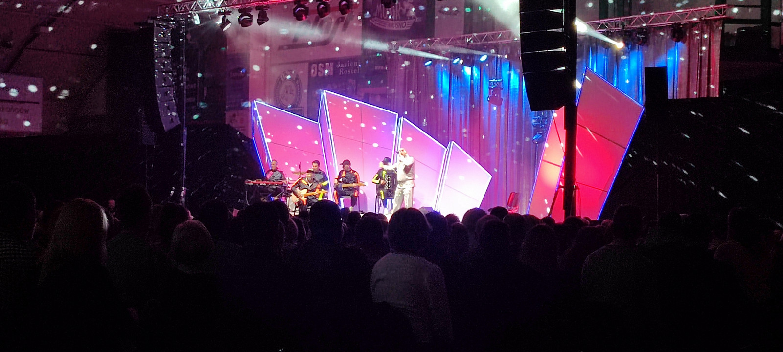 Neonówka w Krośnie. Hala była wypełniona po brzegi \ Aktualności ...