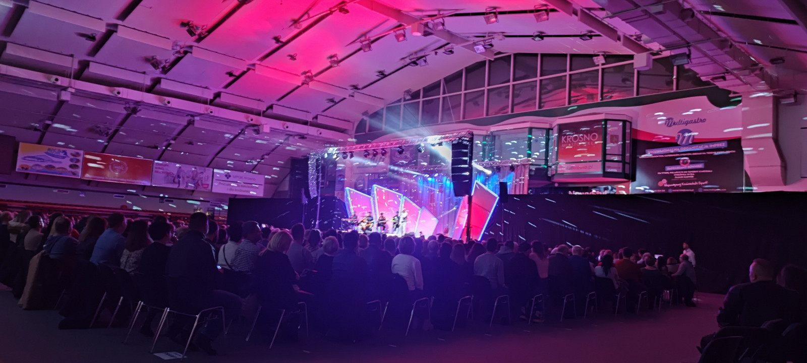 Neonówka w Krośnie. Hala była wypełniona po brzegi \ Aktualności ...