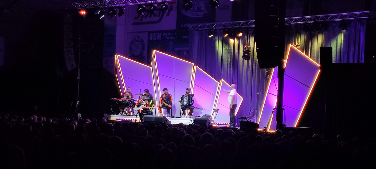 Neonówka w Krośnie. Hala była wypełniona po brzegi \ Aktualności ...